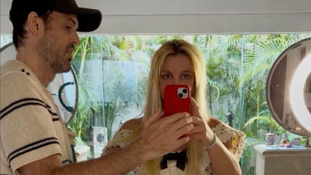 Britney Spears Poses Topless On Horse After Eyeing Move To England