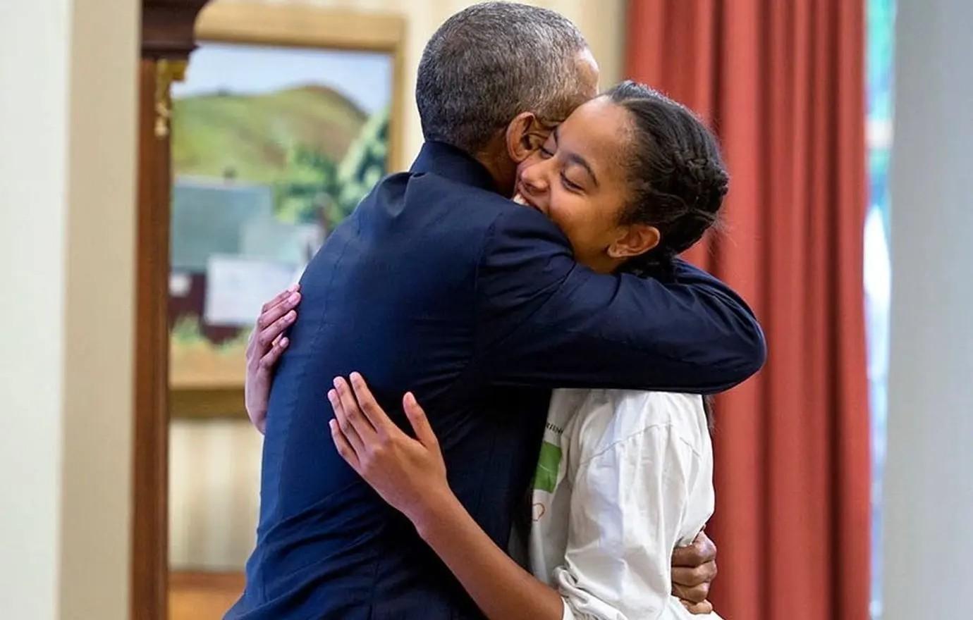 Malia Obama All Smiles As She Sips Wine in L.A. Park With Friends