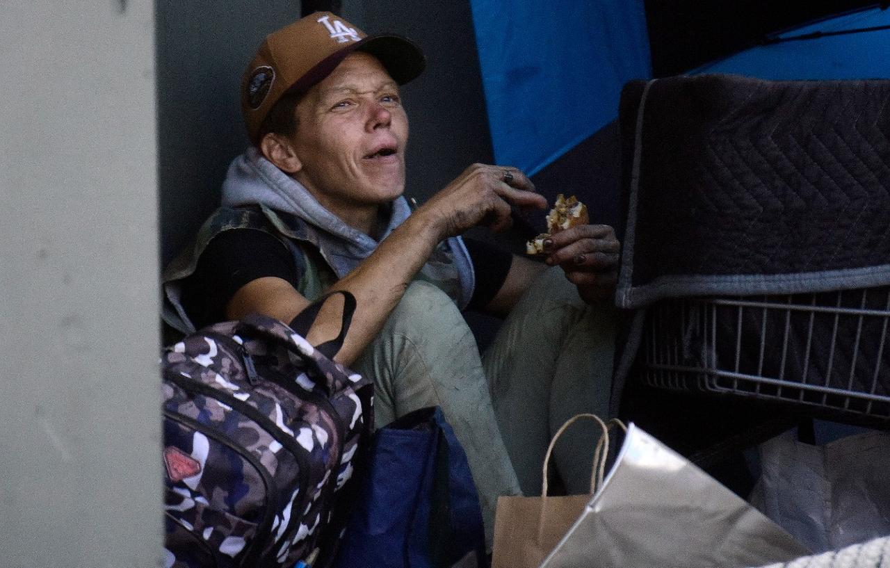Homeless Loni Willison Huffs Paint On Streets Of Los Angeles: Photos
