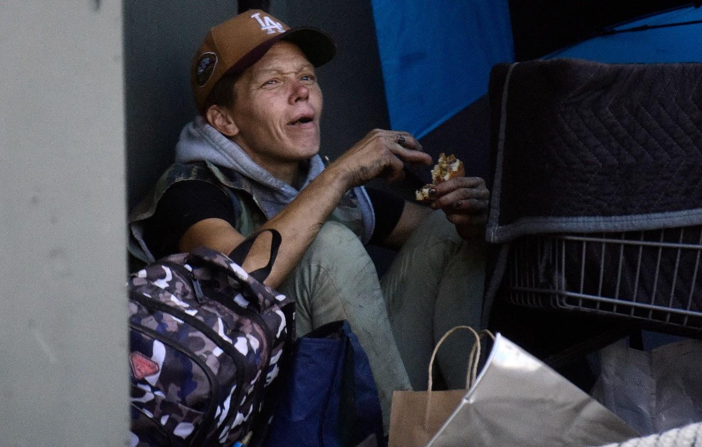 Homeless Loni Willison Huffs Paint On Streets Of Los Angeles: Photos