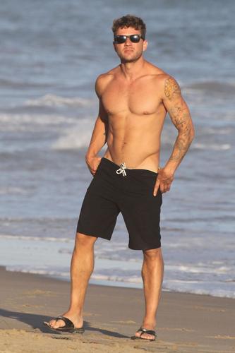 Ryan Phillippe Heats Up Malibu With Buff Beach Body – Swoon Over The ...