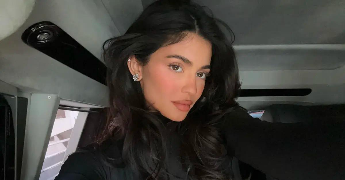 Kylie Jenner Flaunts Cleavage In Stunning Makeup-Free Selfie: Photo