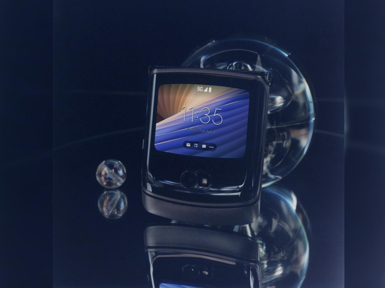 The Iconic Motorola RAZR Is Back And Giving Us Nostalgic 2000s Vibes