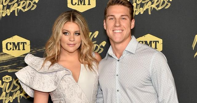 Country Singer Lauren Alaina Is ENGAGED To Alex Hopkins
