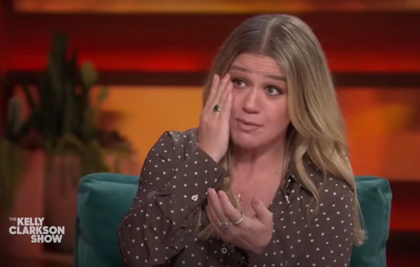 Kelly Clarkson Gets Emotional Over Garth Brooks & Trisha Yearwood