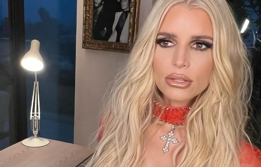 Jessica Simpson Fans Compare Her To Barbie In Valentine's Day Photos