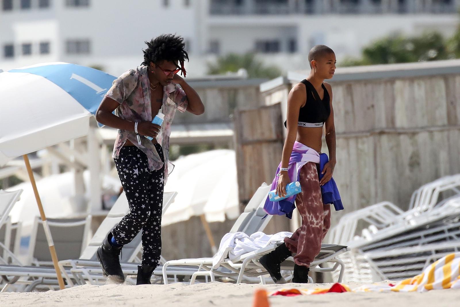 Willow Smith & Boyfriend De'Wayne Run Errands Together