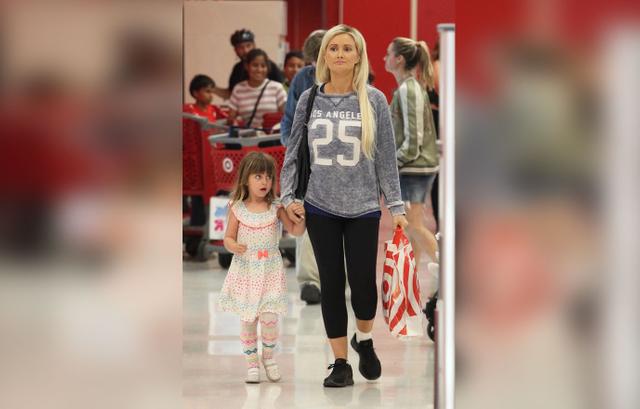[PICS] Holly Madison Shops At Target With Her Daughter Rainbow