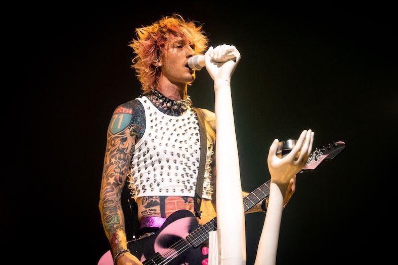 AMAs: Machine Gun Kelly Says Suit Is 'Uncomfortable To Pee In'