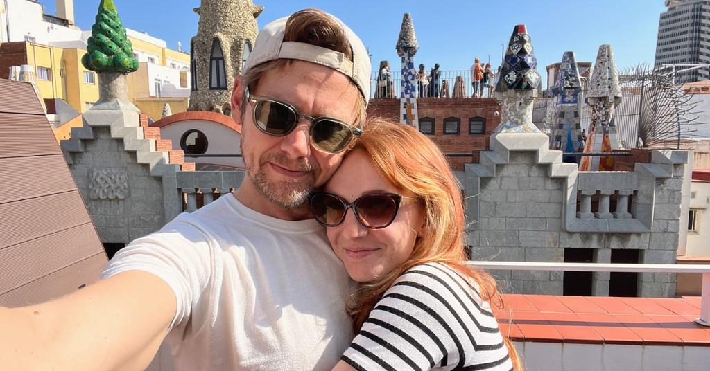 'Westworld' Star Jimmi Simpson's Girlfriend Defends Couple's Age Gap