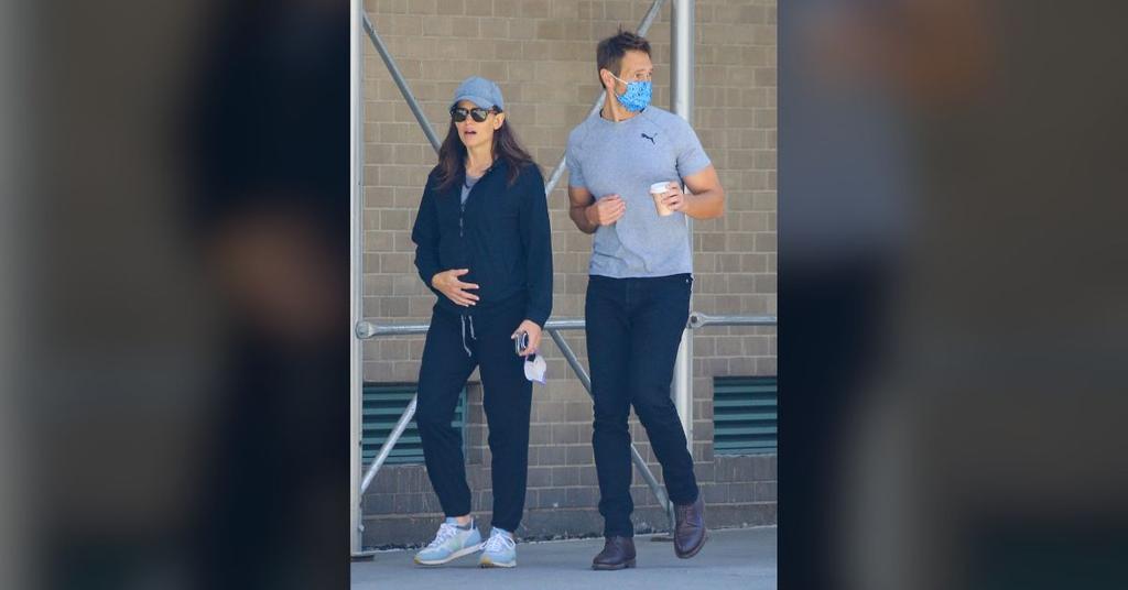 Jennifer Garner Kisses Boyfriend John Miller: Watch