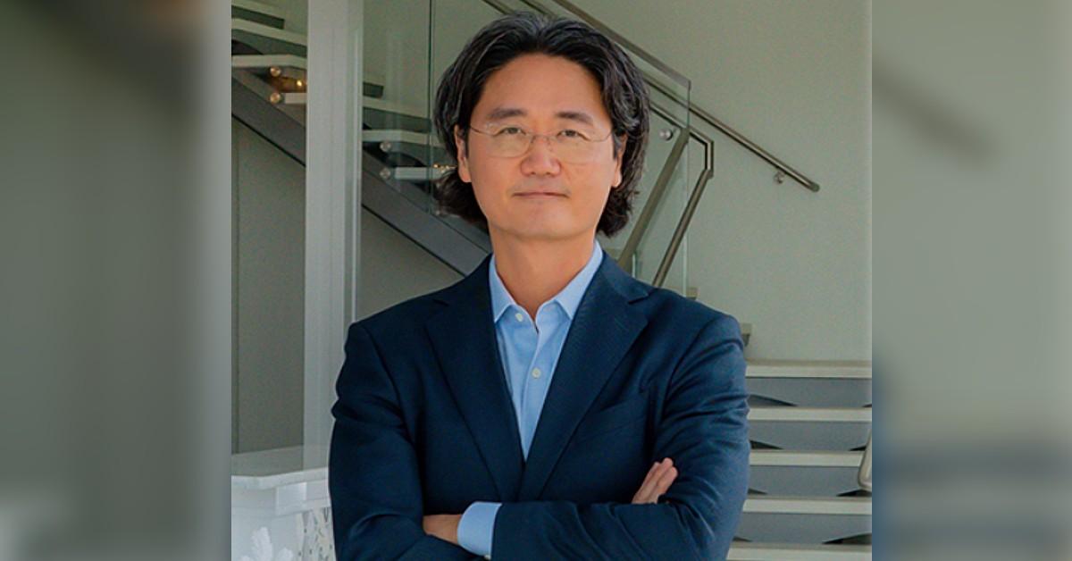 Dr. John Lee Practices With A Delicate & Minimalist Approach