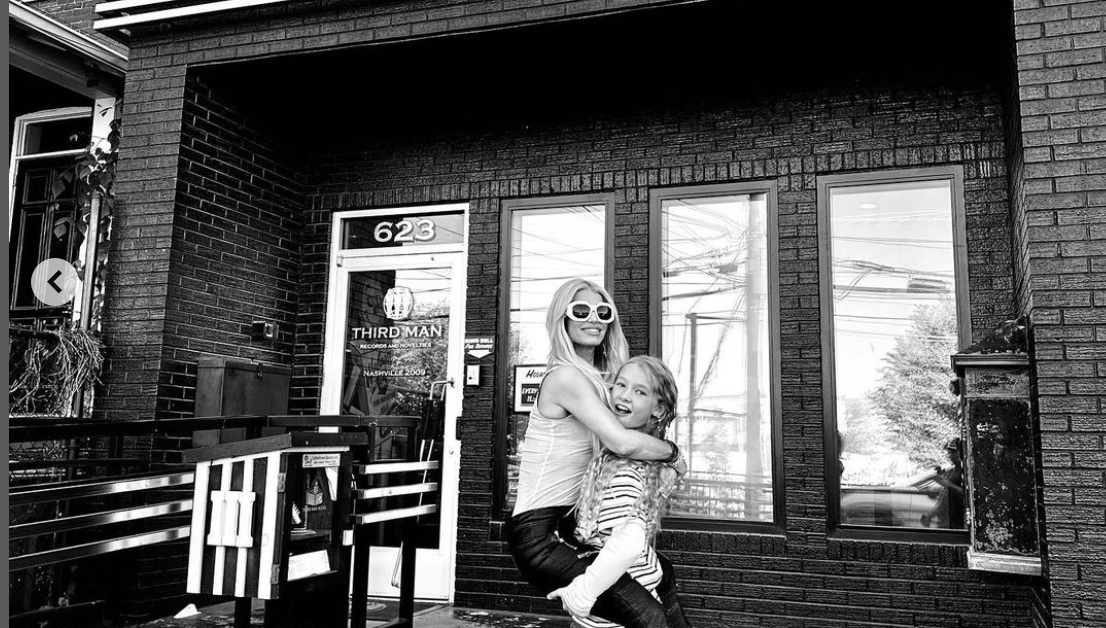 Jessica Simpson's Daughter Maxi, 11, Picks Up Her Tiny Mom: Photo