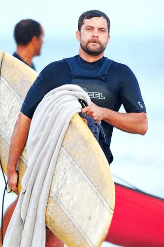 Hamptons Hottie! Joshua Jackson Caught During Sexy Surf Session — See ...