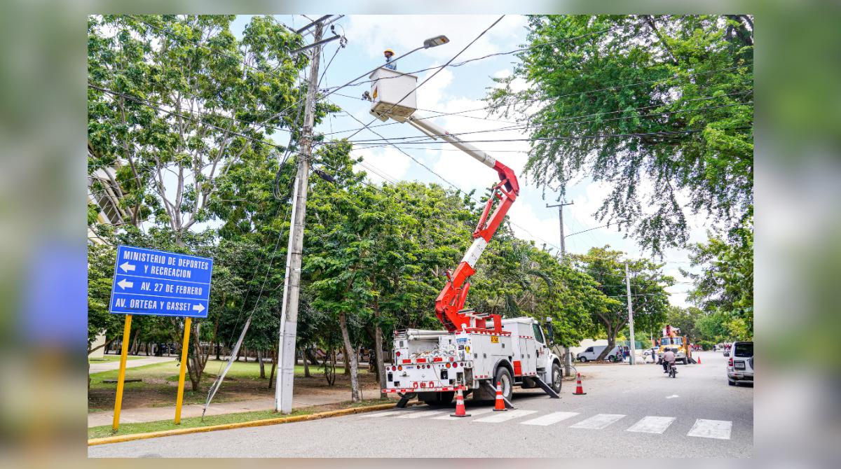 Benefits Of Using A Truck With A Boom Lift For Telecom Tower Installation