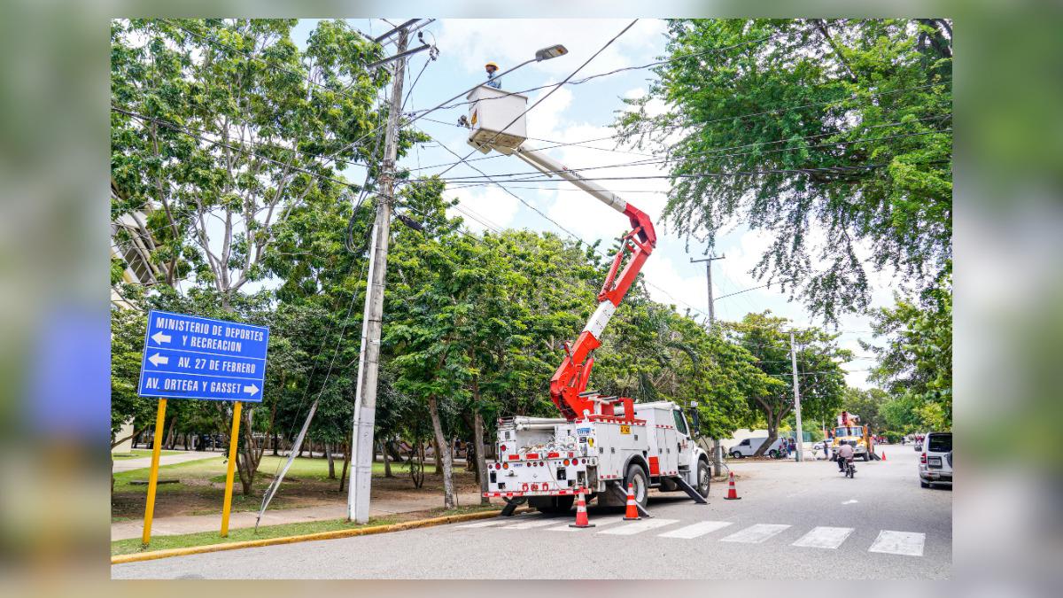 Benefits Of Using A Truck With A Boom Lift For Telecom Tower Installation