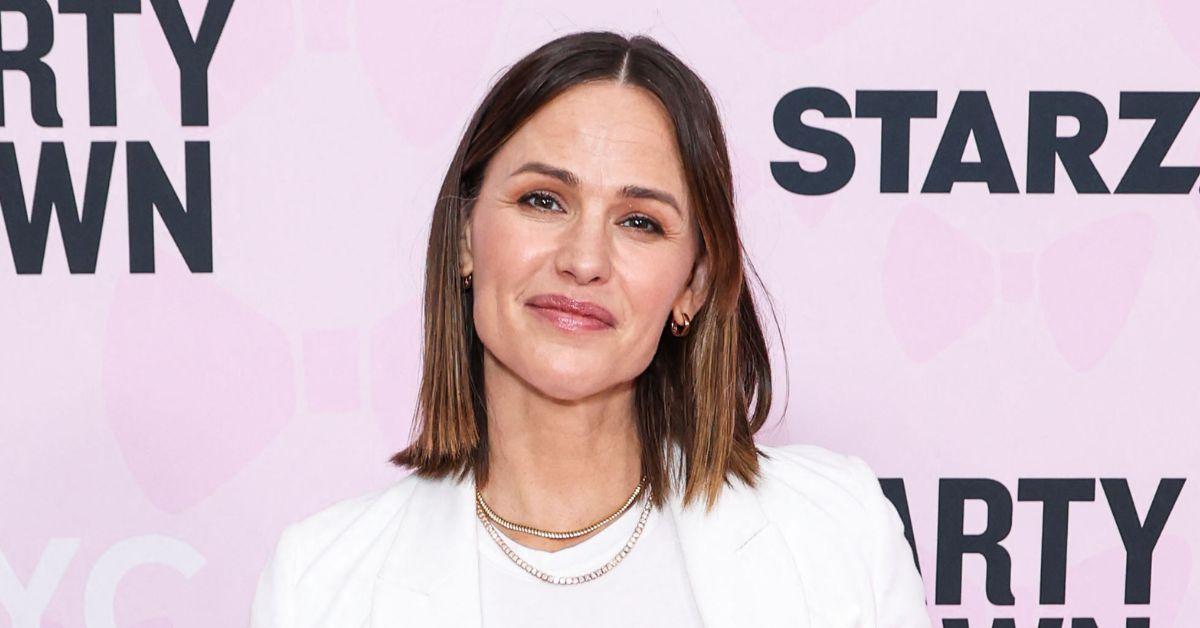 Jennifer Garner Looks Carefree On Red Carpet