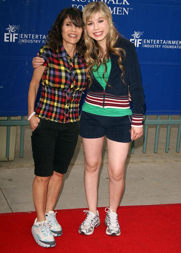 Stars Show Jennette McCurdy Support After Losing Mom to Cancer