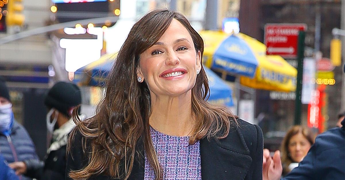 Jennifer Garner Picks Blueberries In Cute Summery Clip
