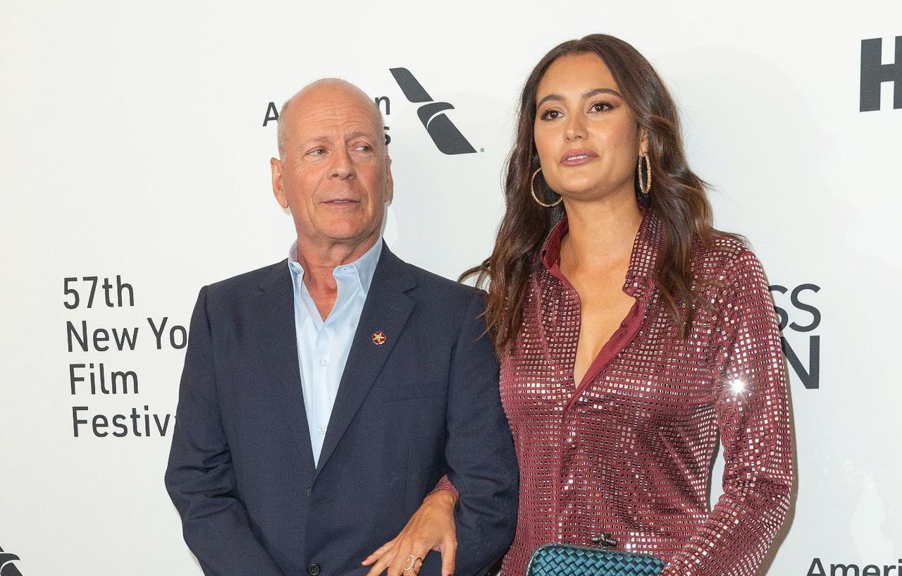 Bruce Willis, Emma Heming's Daughters Decorate Christmas Tree: Photos