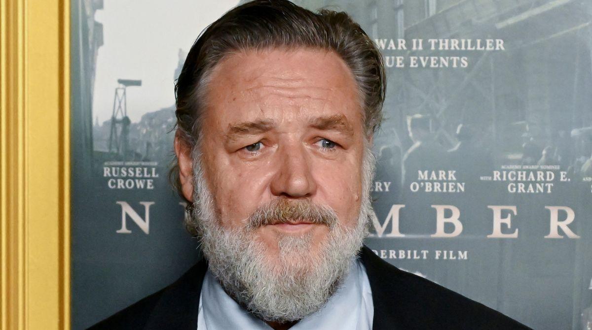 Russell Crowe Defends Stern Warning To Autograph Seekers