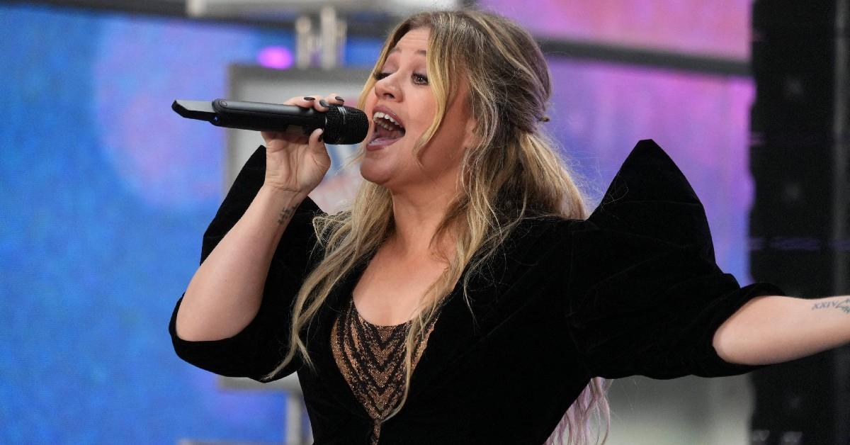 Kelly Clarkson Calls Out Staff Member For Posting Unedited Message