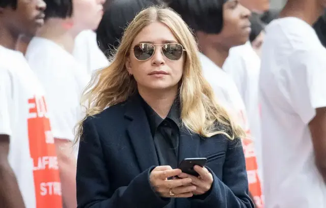 Ashley, Mary-Kate & Elizabeth Olsen Make Rare Appearance Together