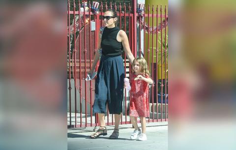 [PICS] 'Wonder Woman' Star Gal Gadot Spotted With Daughter Alma