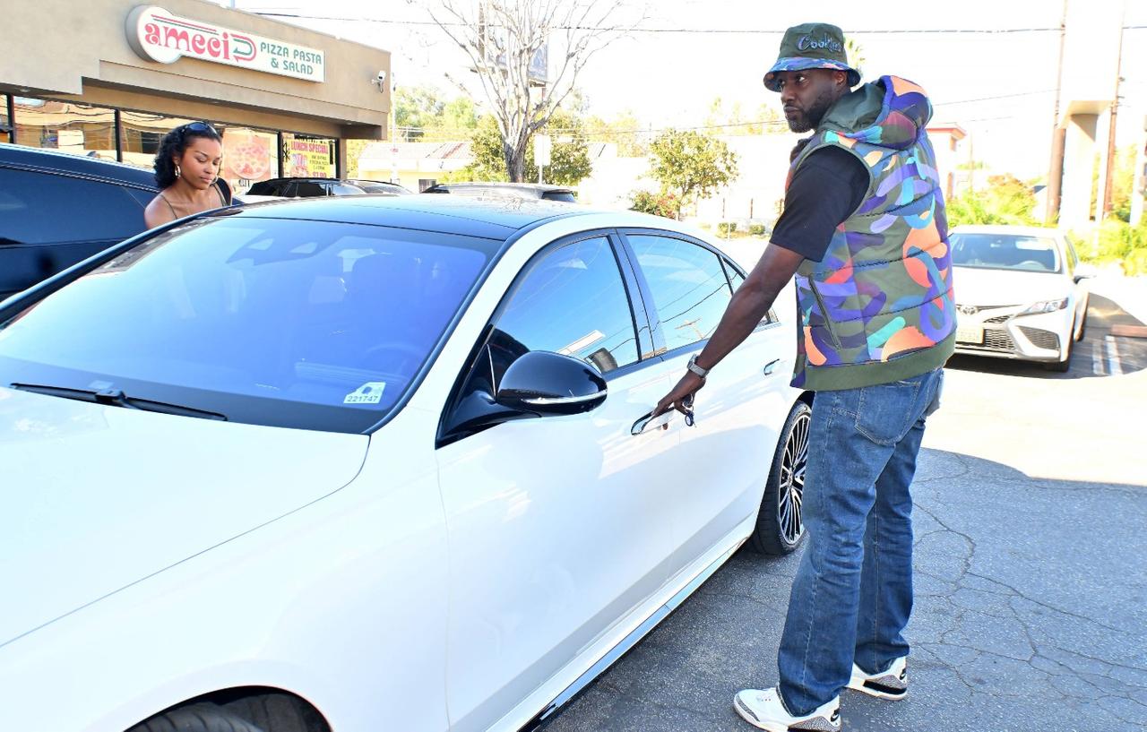 Lamar Odom Celebrates His 44th Birthday With Fans & His Daughter Lamar Odom Celebrates His 44th Birthday With Fans & His Daughter