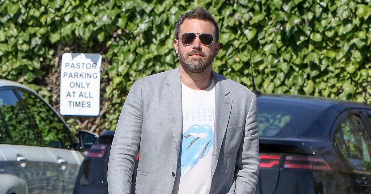 Did He Relapse? Ben Affleck & Girlfriend Buy Booze In Liquor Store On ...