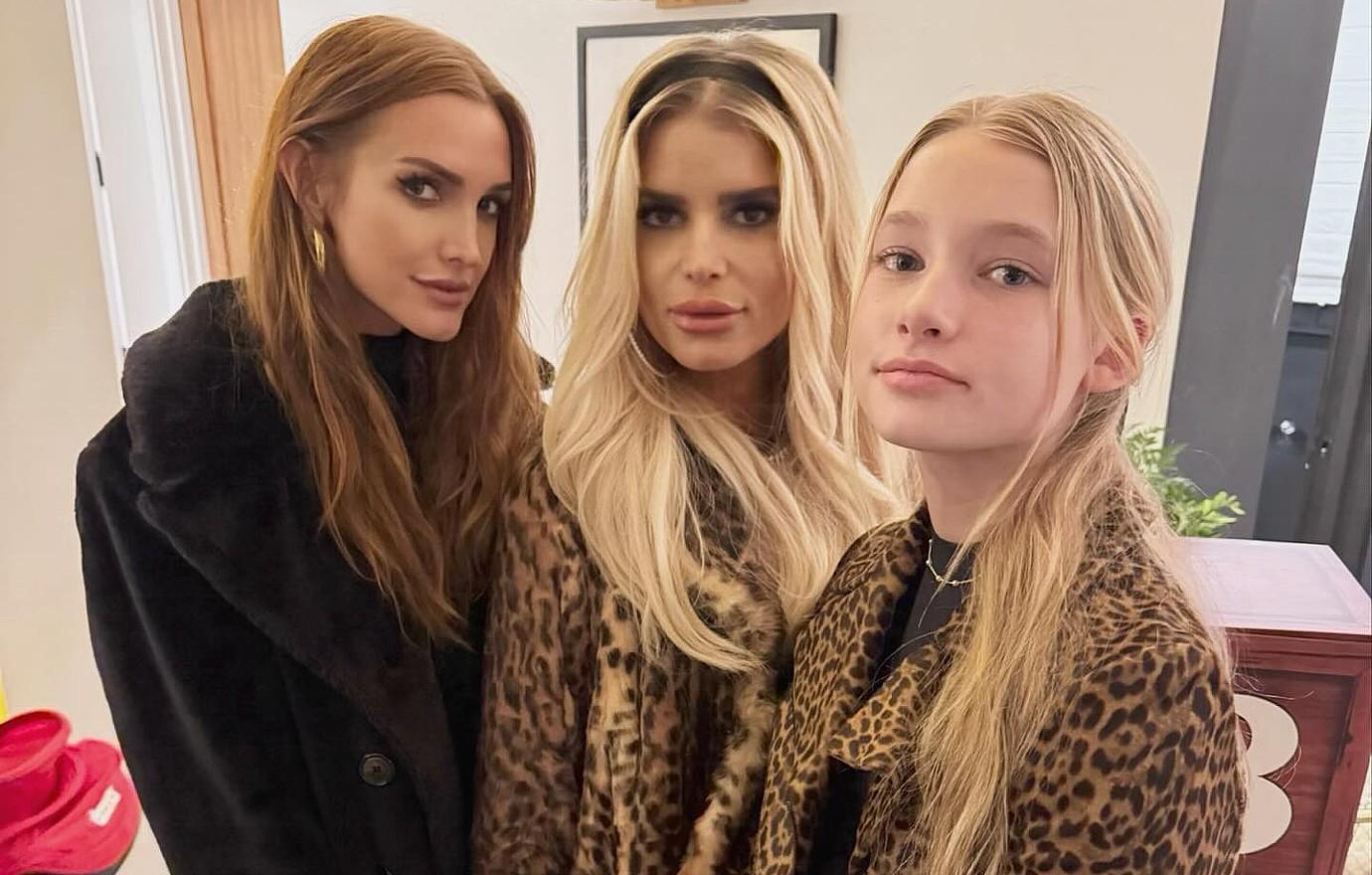 Jessica Simpson Hangs With Sister Ashlee & Daughter Maxwell: Photo