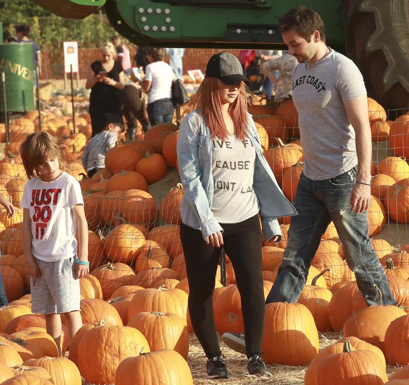 Family Outing! Christina Aguilera Shows Off Curvier Body While Pumpkin ...