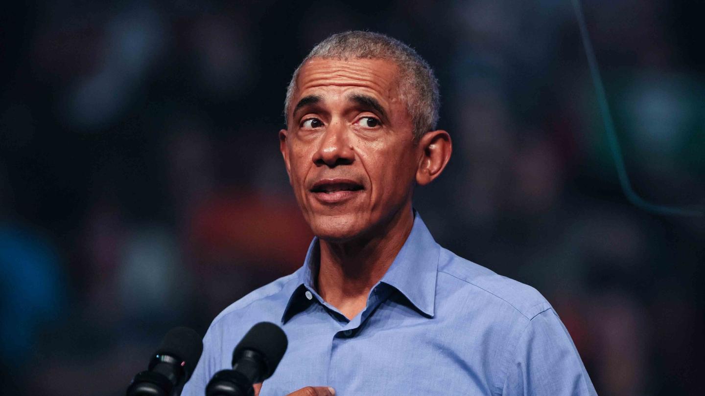 Barack Obama Poses With Michelle, Sasha & Malia On Christmas