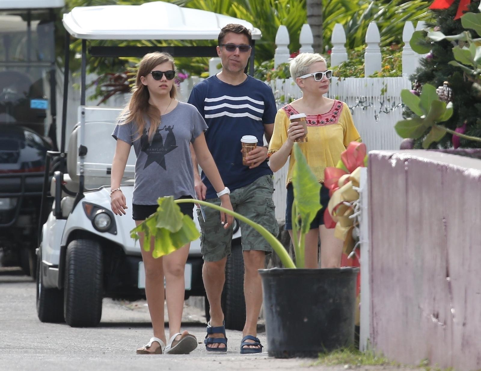 Michelle Williams & Andrew Youmans Vacation In The Bahamas Amid ...
