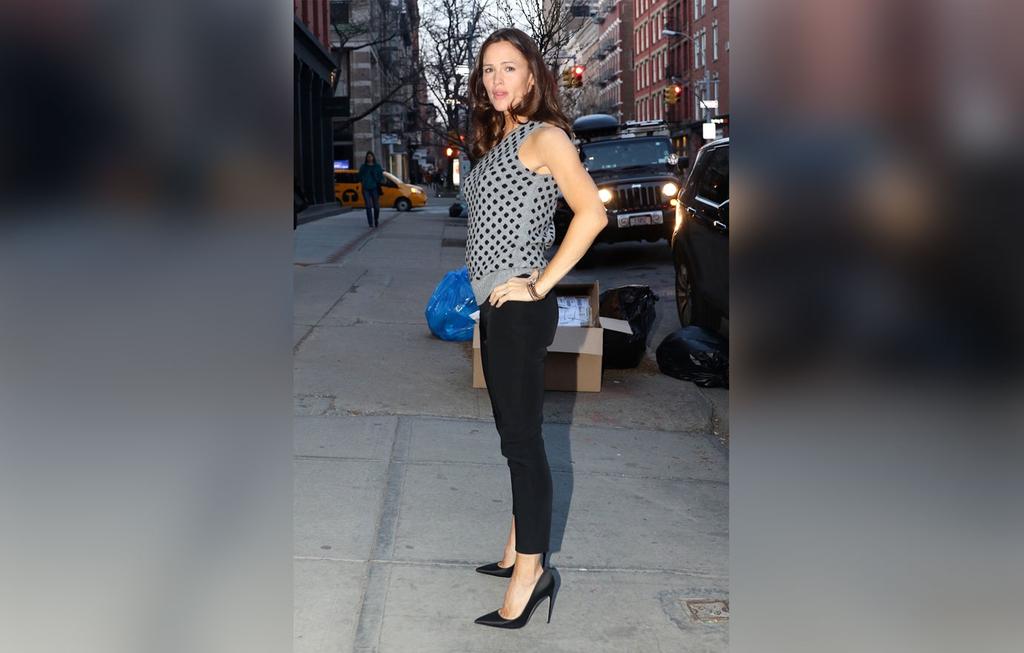 [PICS] Jennifer Garner Shows Off Buff Arms At Ladurée In New York City