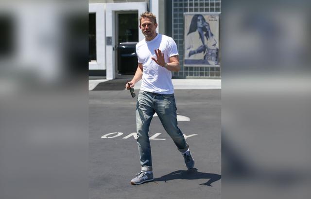 [PICS] Charlie Hunnam Is Sexy Even In A T-Shirt & Jeans