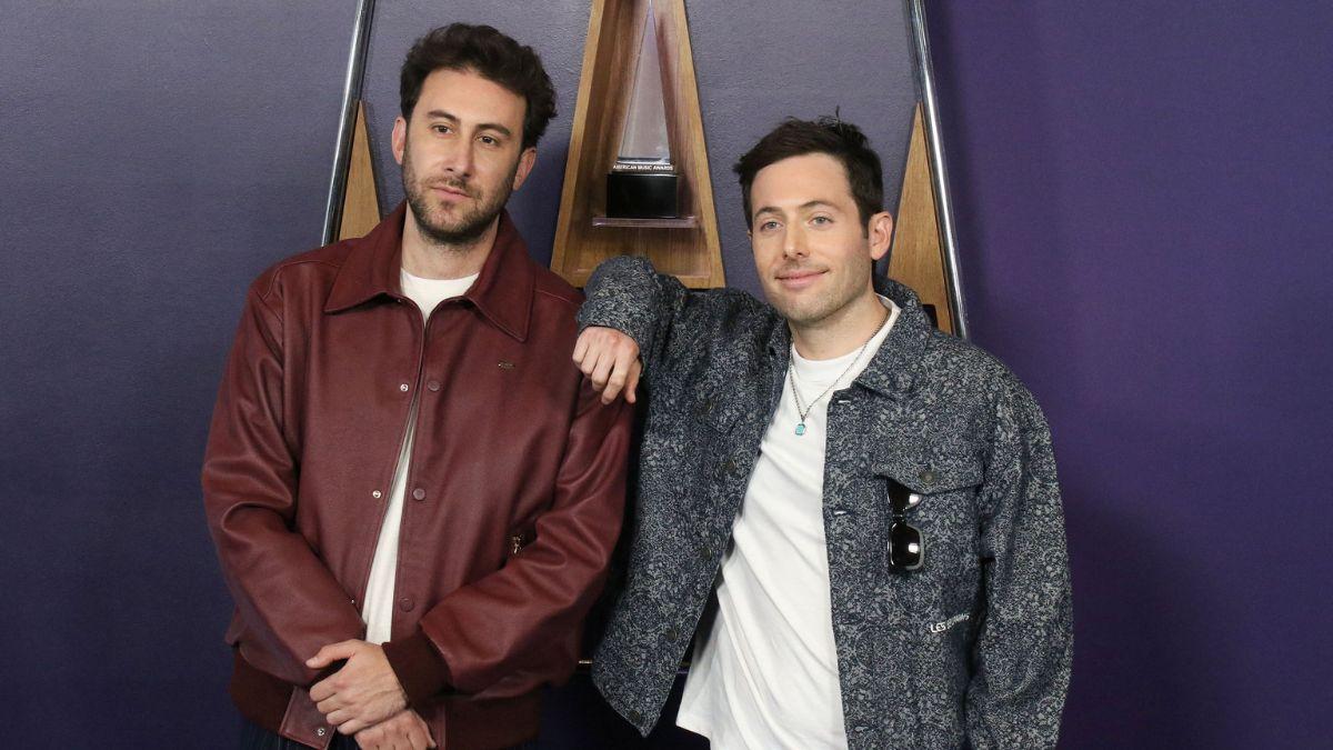 Two Friends Joke About Bringing Frank Sinatra 'Back From The Dead'