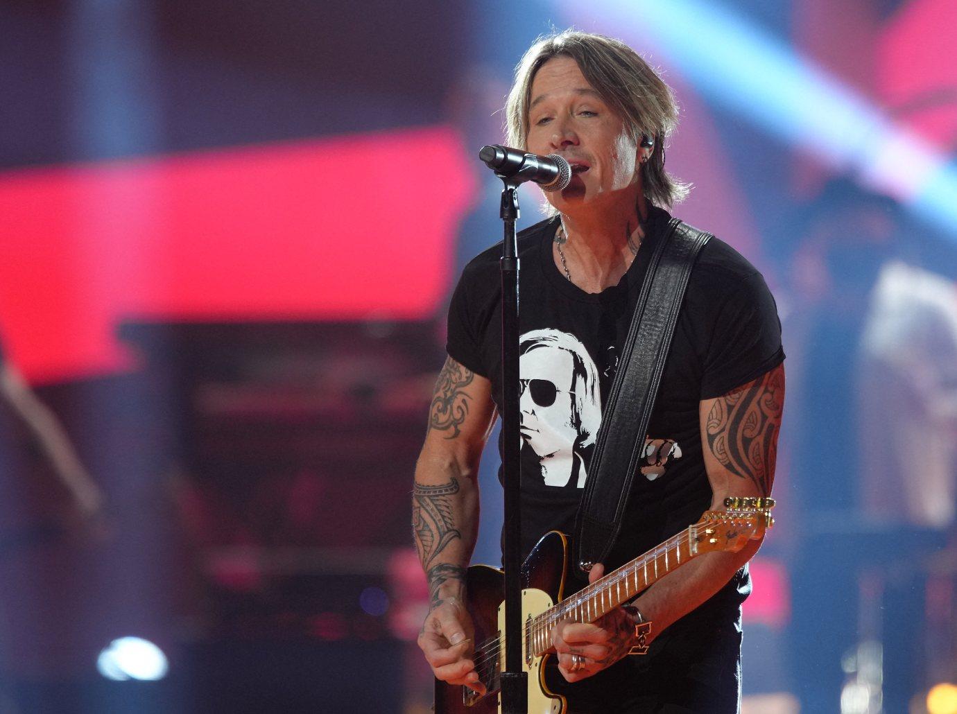 Keith Urban Under Fire For Saying Miley Cyrus 'Sounds Like An Ashtray'