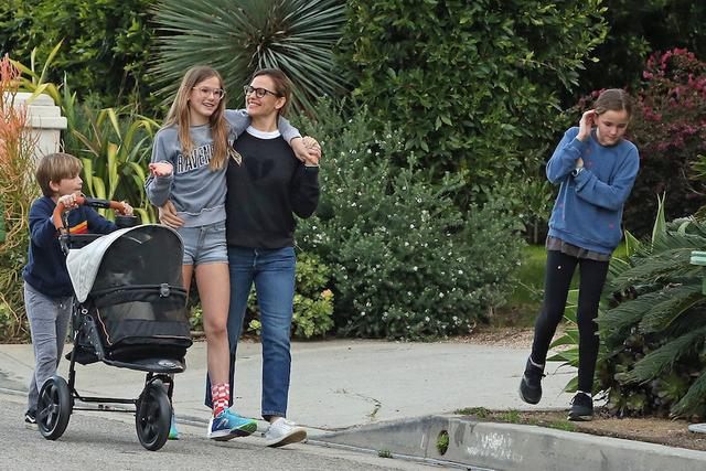 Why Does Violet Affleck Wear A Mask? Teenager Explains Why In Speech