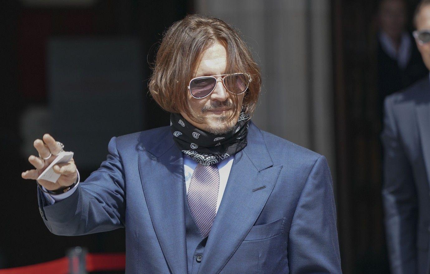 Helena Bonham Carter Defends Johnny Depp Against Amber Heard