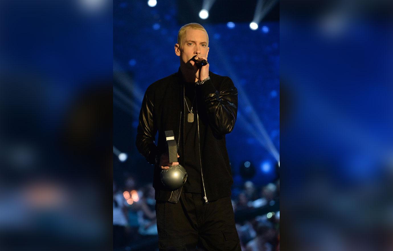 Eminem Has Been Meeting Women Through Tinder