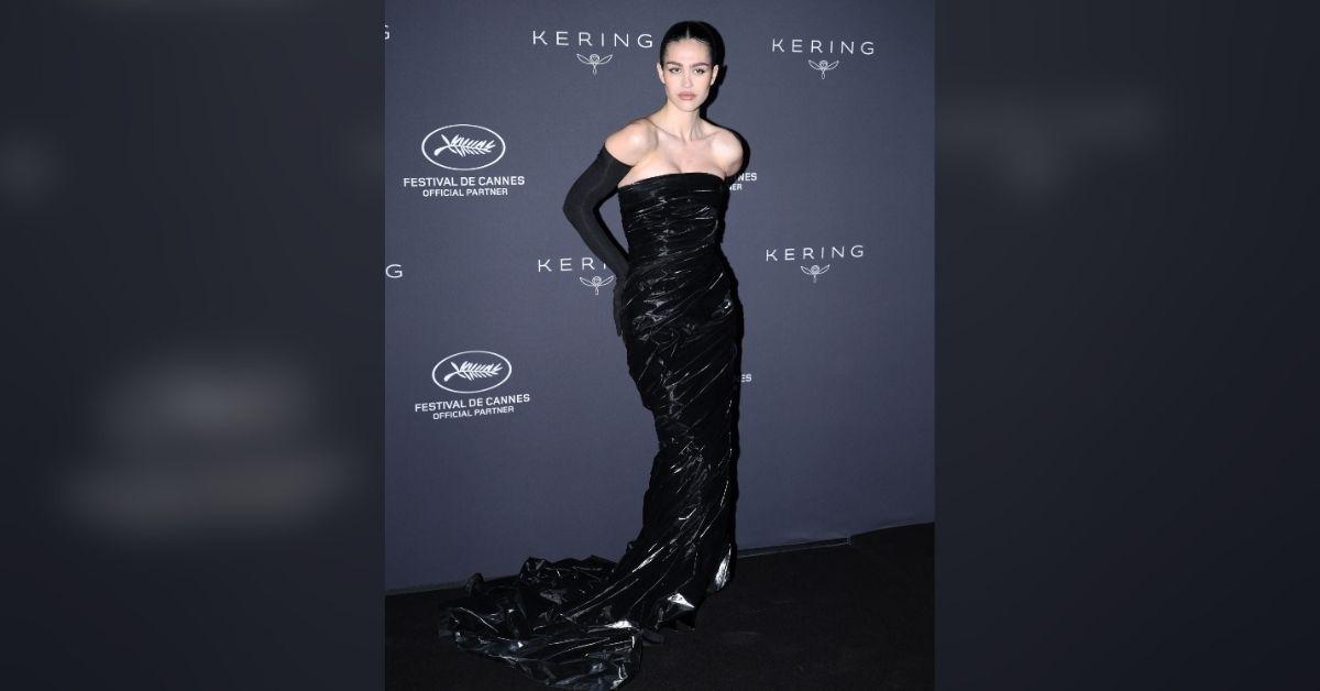 Amelia Gray Hamlin In Sultry Thigh-High Stockings At Fashion Week: Pics
