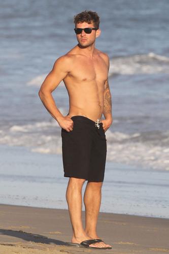 Ryan Phillippe Heats Up Malibu With Buff Beach Body – Swoon Over The ...