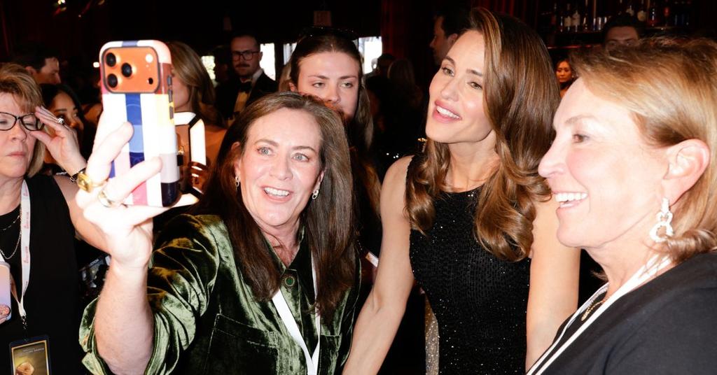 Jennifer Garner Shows Off New Hair Color At 2026 Golden Globes