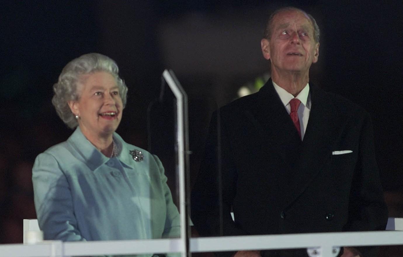 Queen Elizabeth Confused By Ice Luge At Prince William's 21st Birthday