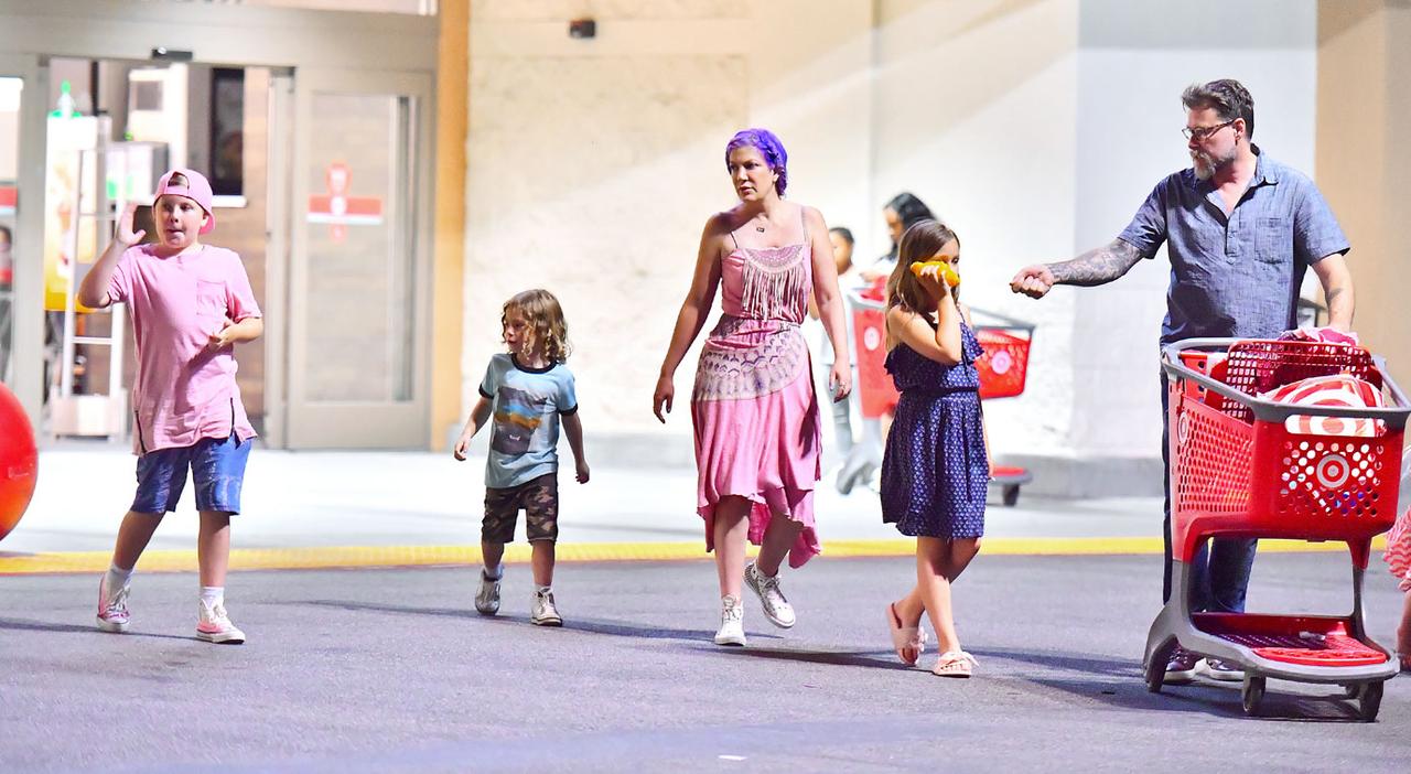 [PICS] Tori Spelling Spotted At Target Amid Money Problems