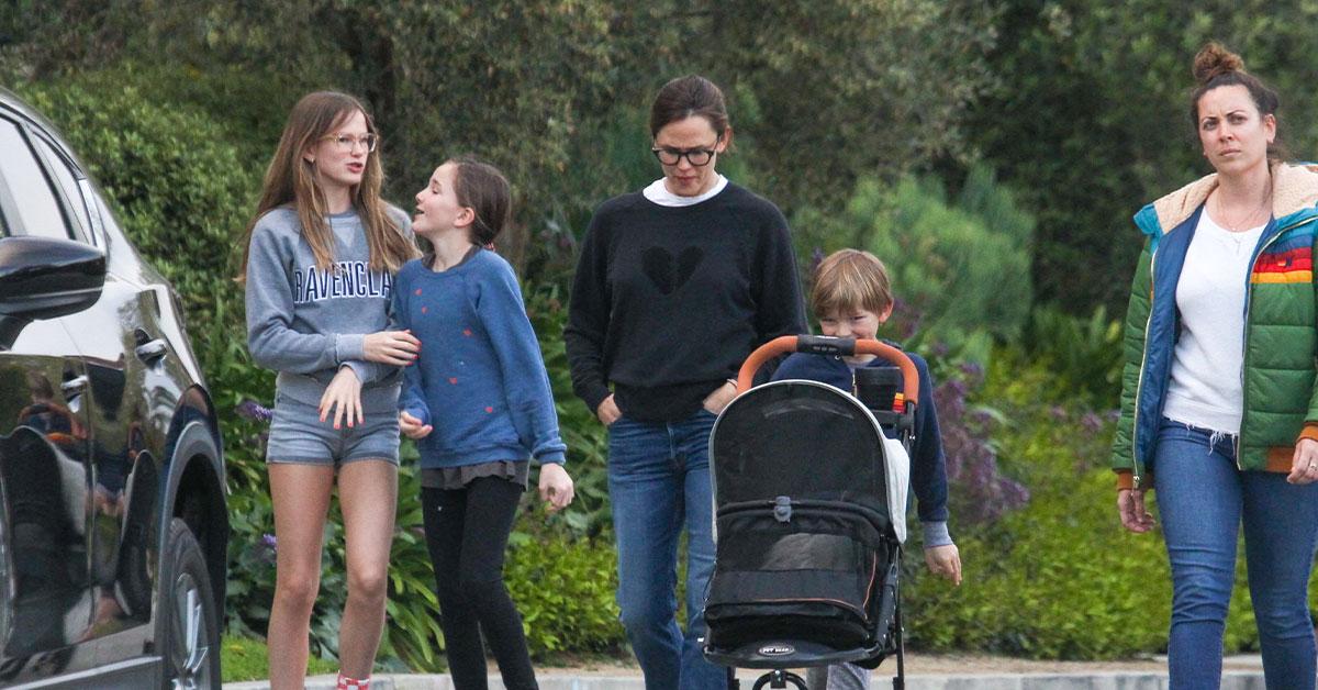 Jennifer Garner Shows Off Fab Figure During At-Home Workout