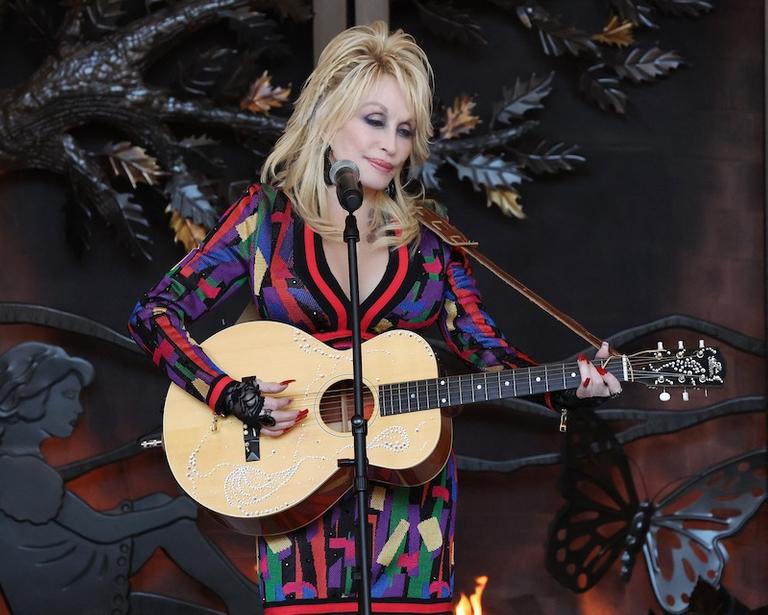 Dolly Parton Wears Dallas Cowboys Cheerleader Outfit At Halftime Show