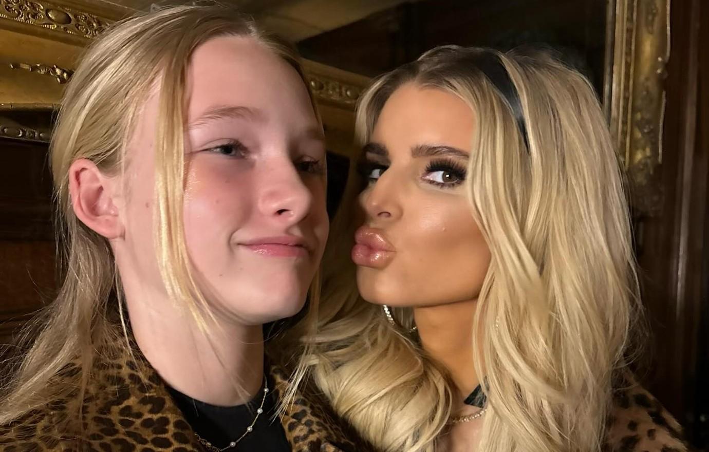 Jessica Simpson Hangs With Sister Ashlee & Daughter Maxwell: Photo