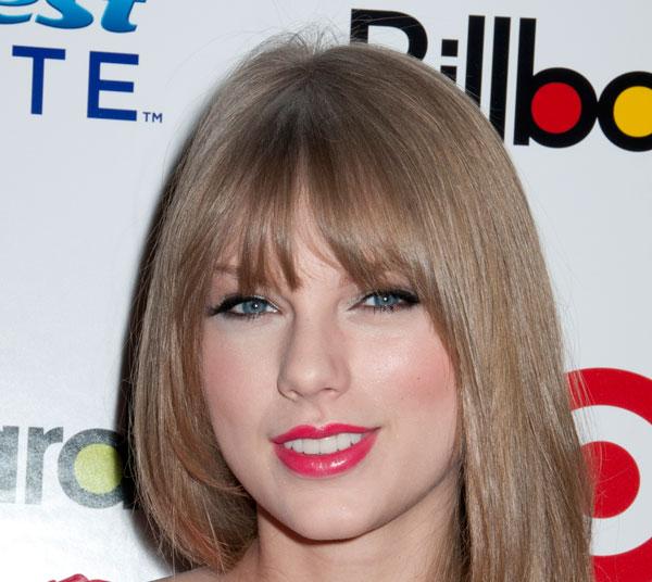 Tweet Repeat: Taylor Swift and Sarah Hyland Hang At Disneyland, Fifth ...